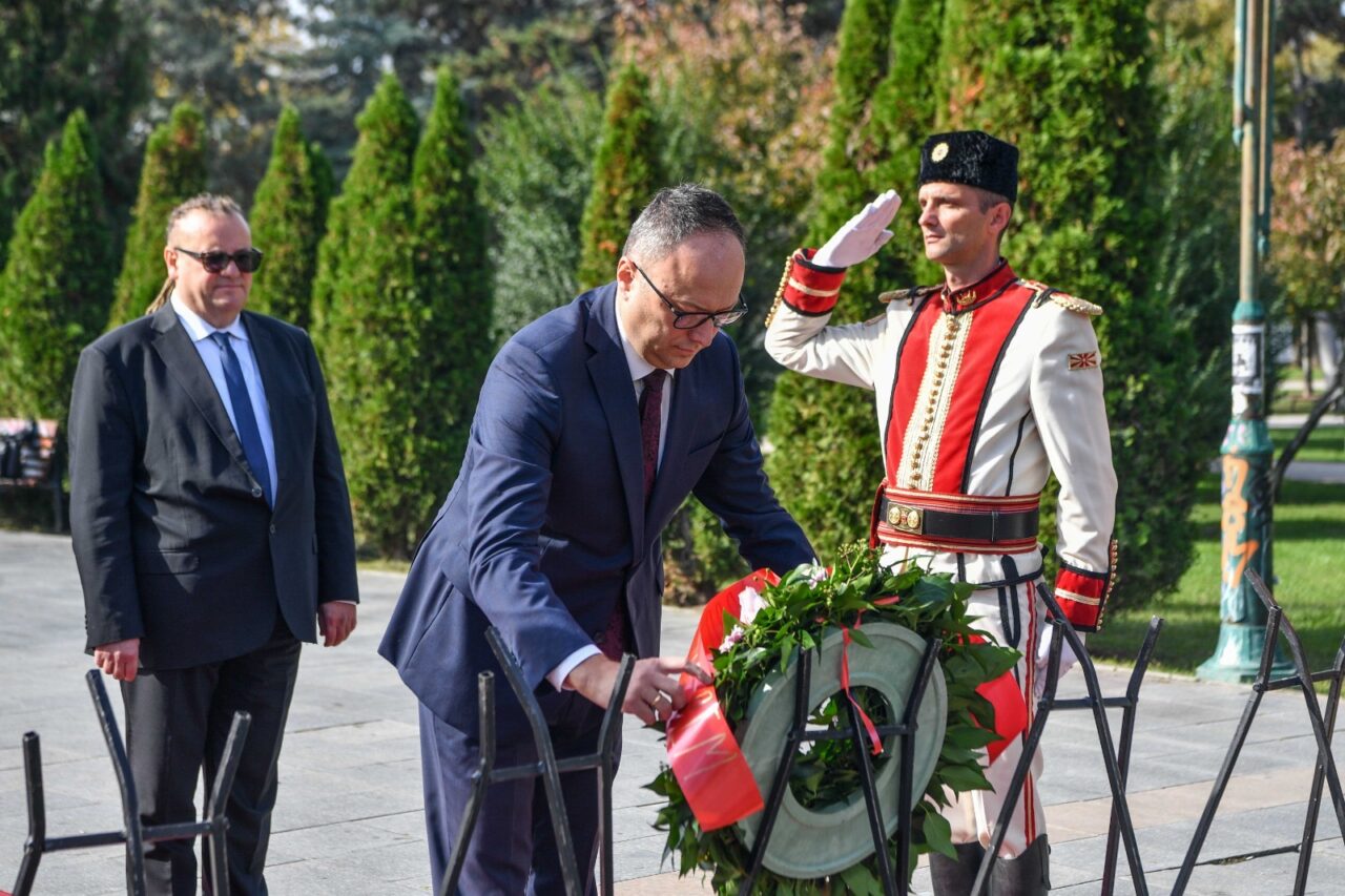 Владина делегација одаде почит пред споменикот на Гоце Делчев по повод „23 ти Октомври Ден на
