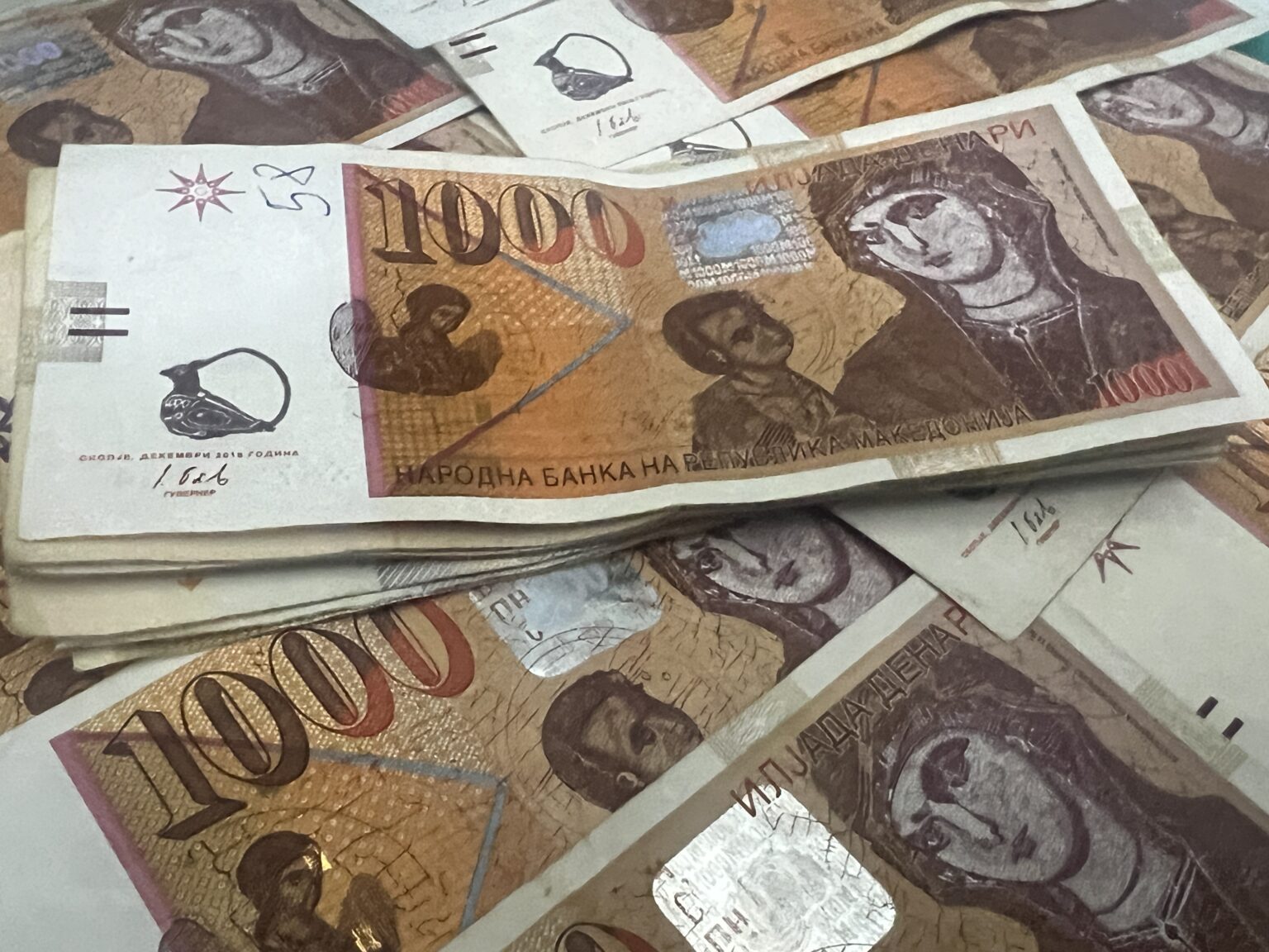 Тргна исплатата на К-15: Познато е колку е минималната сума за работниците, а колку за ...