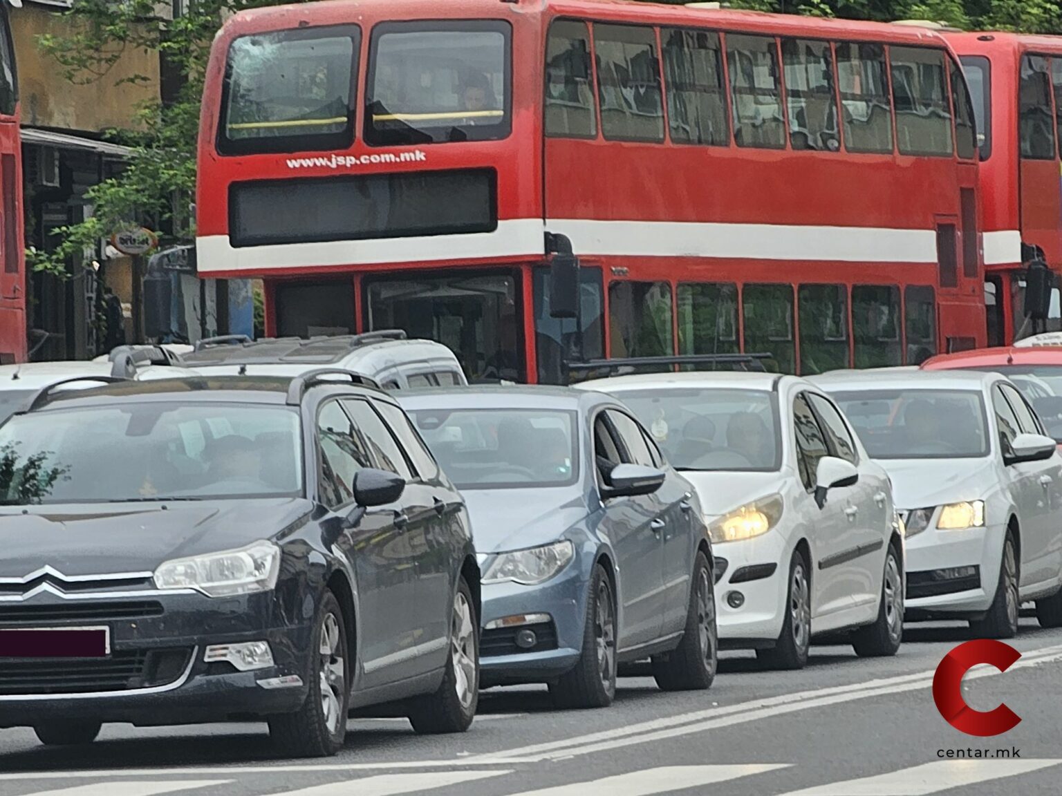 (Фото) Од шахта на булеварот Александар Македонски масивно истекуваше хемиска пена; Ѓорѓиевски ...